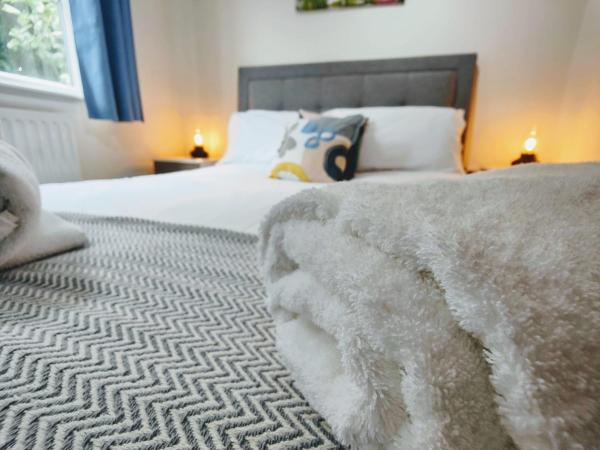 Cedar House - Spacious 4bedroom House 2bath Kitchen Smarttv Lounge Garden Wifi Freeparking - Southampton