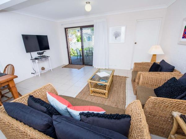 1 19 Norburn Avenue - Pet Friendly Property Only 290 Metres From Little Beach Waterfront. - Salamander Bay