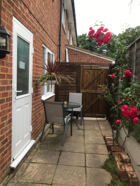 Studio-2 Staines,heathrow, London-own Entrance - London Heathrow Airport (LHR)