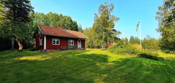 Lidsbergs Torp I ÖLme Från åR 1910 Ett Eget Mysigt Torp Med Kakelugn, Lågt I Tak, Sovrum Med Dubbelsäng Och 2 Enkelsängar På Loft Med Snedtak Bäddsoffa I V-rum Trädgård Med Gasgrill - Kristinehamn
