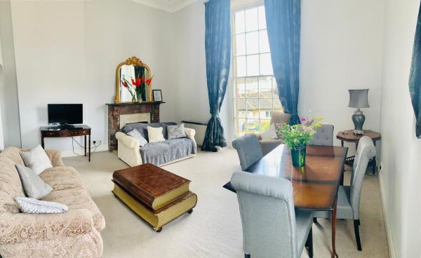 Grade 2 Listed Georgian Apartment In The Centre Of Old Town - Chippenham