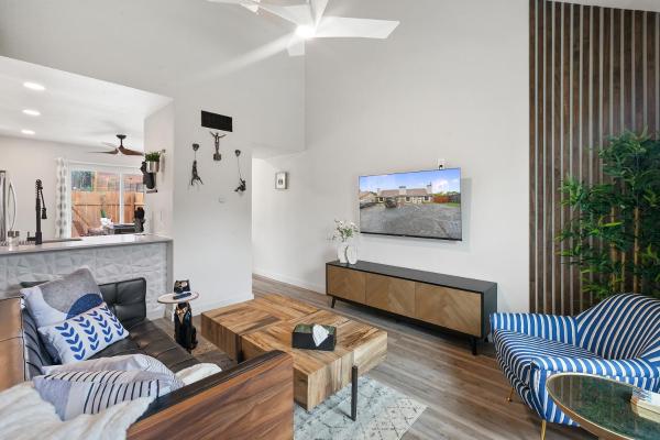 Contemporary Couples Getaway Near Austin Favorites - Loft 21 - Austin