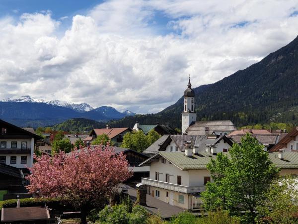 Bunter Hirsch Ferienwohnung Im Garmischer Zentrum - Garmisch-Partenkirchen
