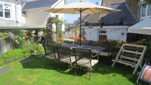 Hamilton Lodge - Cottage Sleeps 8 - Wales