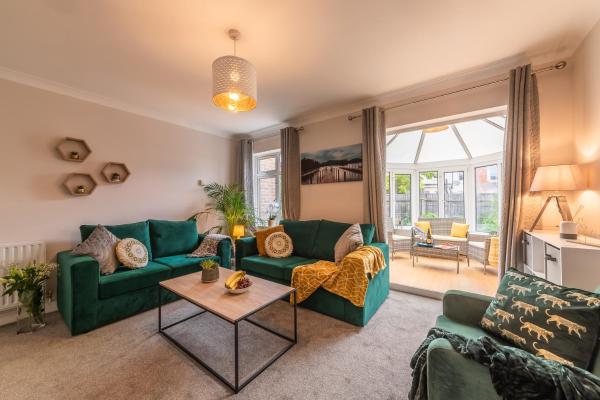 3 Bed Spacious Stylish House, Southampton - Off Road Parking & Private Garden - Sleeps 7, Close To City Centre - By Blue Puffin Stays - Wiltshire