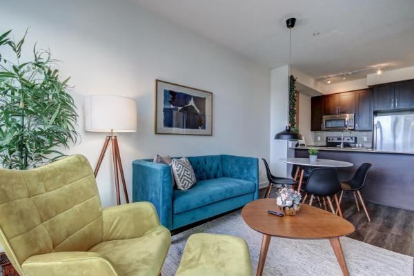 The Benetton Suite - Square One 1 Br + Den + 1 Parking -
