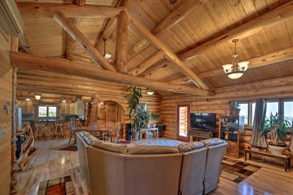 Exquisite Log Home With Lander Valley Views! - Lander, WY
