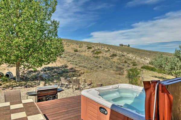 Exquisite Log Home With Lander Valley Views! - Lander, WY