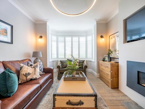 Pass The Keys Exceptional Villa On Charming Tree-lined Avenue - Belfast