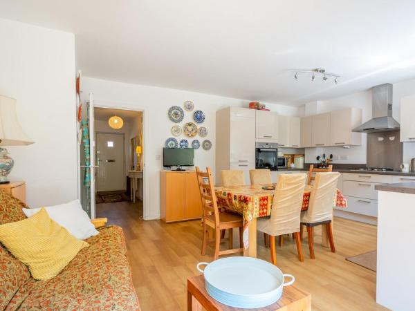 Cheerful 2-bedroom House With Private Parking - Pass The Keys - Canterbury