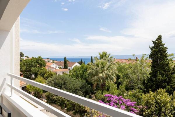 Holiday In Bol **** Blue - Bol