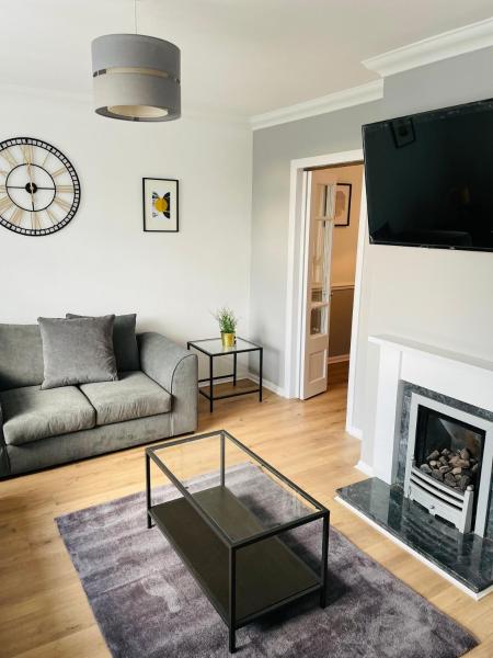 Wolverhampton Large 3 Bedrooms 5 Bed House Perfect For Short & Long Stays Contractors Business Nhs Insurance 1 Bathroom And Separate Wc Private Garden Driveway For 2 Large Vehicles Close To City Centre M6 M54 And Walsall Willenhall Cannock Property - Staffordshire