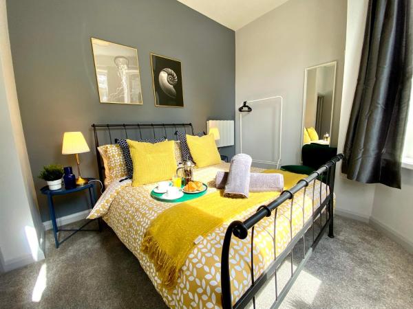 Trendy Stylish Apartment! - 5 Minute Walk To The Best Beach! - Great Location - Parking - Fast Wifi - Smart Tv - Newly Decorated - Sleeps Up To 6! Close To Bournemouth & Poole Town Centre & Sandbanks - Poole