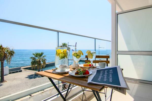 Phaedrus Living: Seaview Gold Flat Lighthouse 48 - Kato Paphos