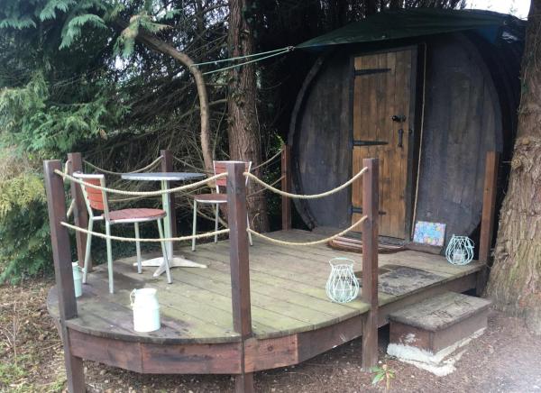 Charming 2-bed Cabin In Domfront-en-poiraie - Orne