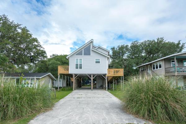 Two Decks, Wheelchair Accessible, Large Yard With Close Beach Access. Sail Away - Oak Island, NC