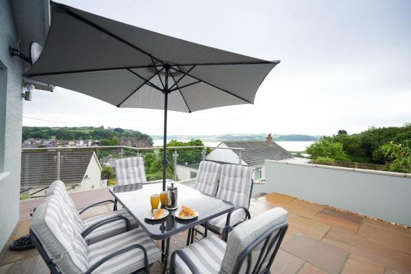 Lloret- Modern Retreat With Castle Views And Private Hot Tub - Laugharne