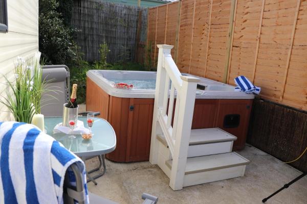 Palm 2 Park Home With Hot Tub - Wareham