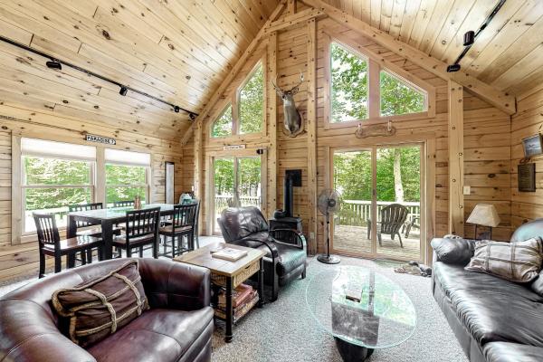 Lucky Lakefront Log Cabin - Maine