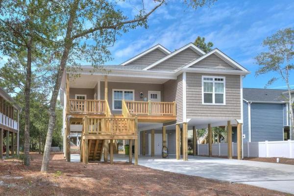 The Salty Moose - Oak Island, NC