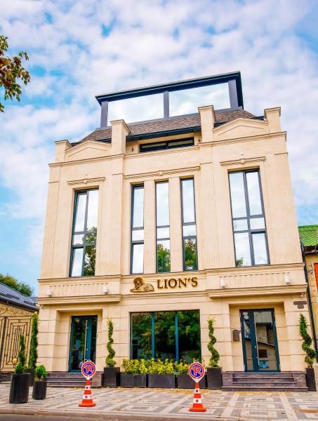 Lion's Hotel - Kisjenő