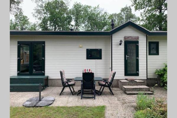 Ruim Chalet Op De Veluwe In Beekbergen Op Recreatiepark Topparken Met Vrije Tuin En Eigen Parkeerplaats - Deventer