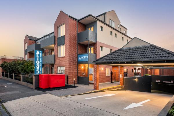 Spacious And Tailored Three Bedroom Apartment - Ivanhoe
