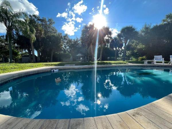 Pool House With One Of A Kind Garden - Palm Bay