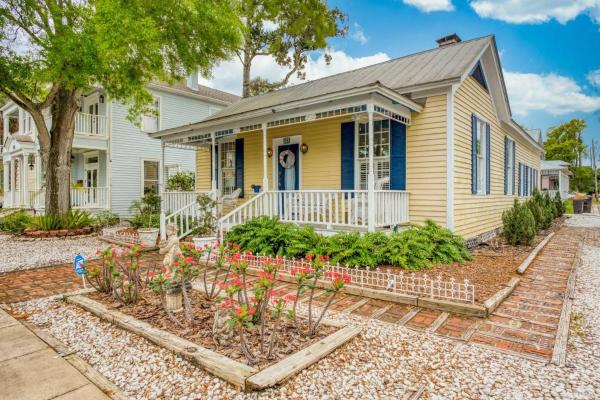 Little Yellow Cottage On Water Street - St. Augustine, FL
