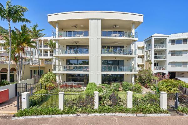 3 Bedroom 2 Bathroom 2nd Floor Beachfront Meridien Apartment Trinity Beach - Cairns