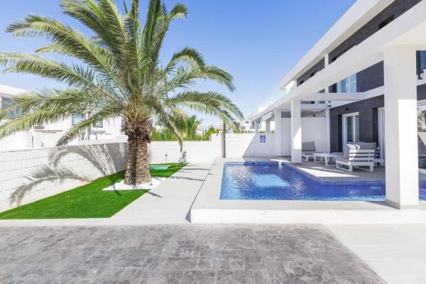 Vacation Home "Casa Bos Dolphin Pool Jacuzzi 6p" With Wi-fi, A/c, Balcony, Terrace & Garden - Santa Pola