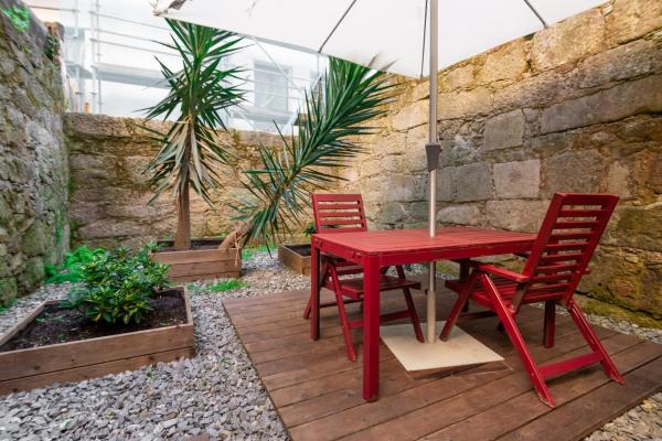 Low Cost Parking - Private Garden - Almada 392 - Oporto