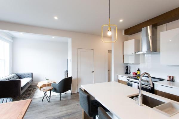 Light Filled 2 Bdr Unit In Mile End By Den Stays - Brossard