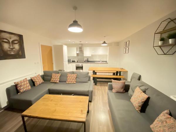 3 Bedrooms Double Or Single Beds, 2 Parking Spaces! Wifi & Smart Tv's, Balcony - Inglaterra