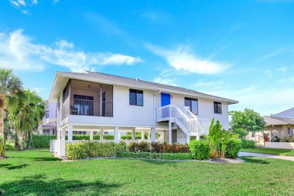 West-facing Home With Pool And 2nd Floor Porch - Marco Island, FL