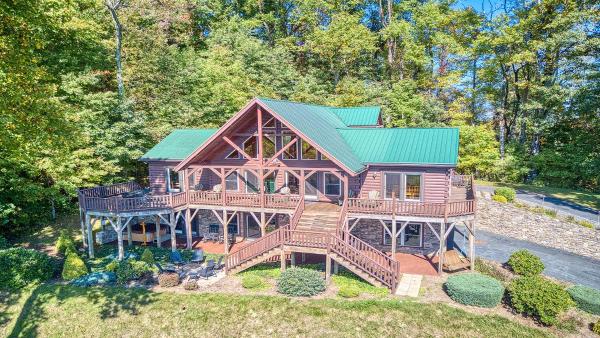 Luxury Log Cabin Heart Of Maggie Valley! - Maggie Valley, NC