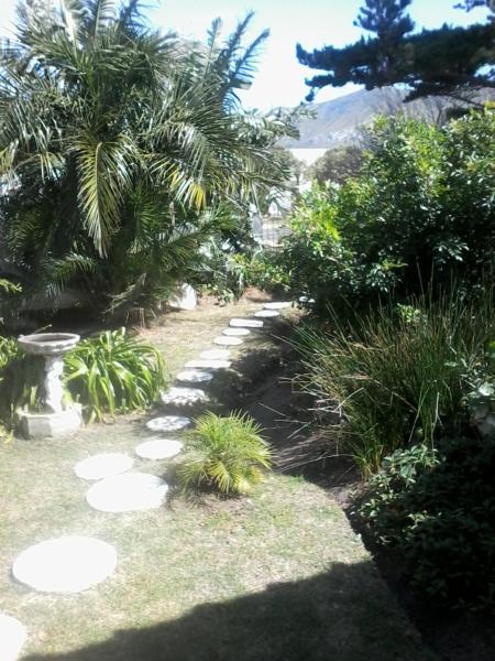 Self Catering Garden Cottage- 5min Walk To Beach -