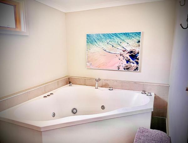 Churchill's B&b (Twin Spa Getaway) - Lake Macquarie