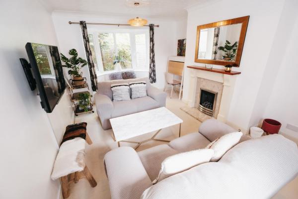 Booker Avenue House - 4 Bedroom House With Garden And Parking - Milton Keynes