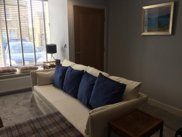 40 Newgate Barnard Castle -Central Location - Court Yard - Dog Friendly - Sleeps 7 - Wood Burner - Complimentary Logs & Wine - Smart Tv - North Yorkshire