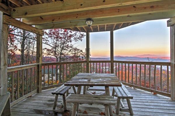 Hot Tub And Mtn Views Scenic Cabin In Gatlinburg!