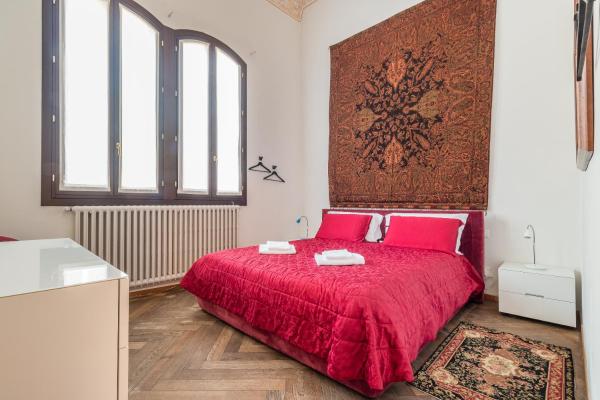 Red House Close To @Accademia Bridge - Venice