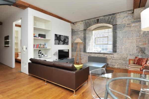 This First Floor Courtyard Facing Apartment Offers 30 Square Metres Of Open Space With Exposed Stone - Trematon Castle