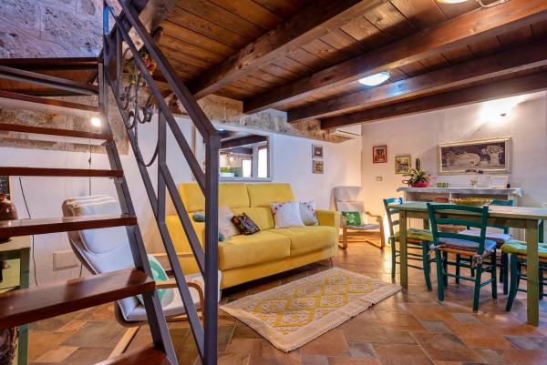 Topaz Attic In Old Town By Sea - Sardinia