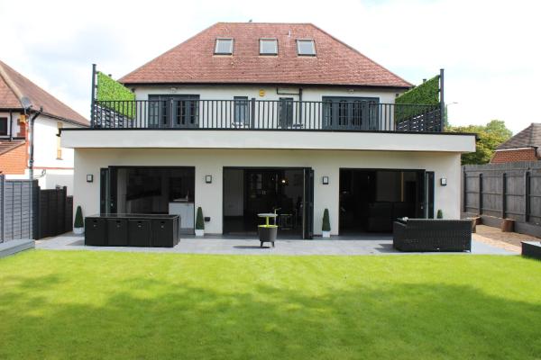 Modern Spacious House - Sleeps 16, Free Parking, Sun Terrace - Nuneaton