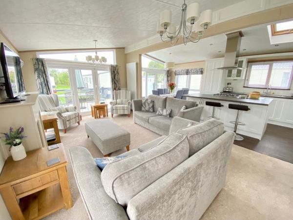 Wildflower, Premium Plus Hot Tub Lodge - Wiltshire