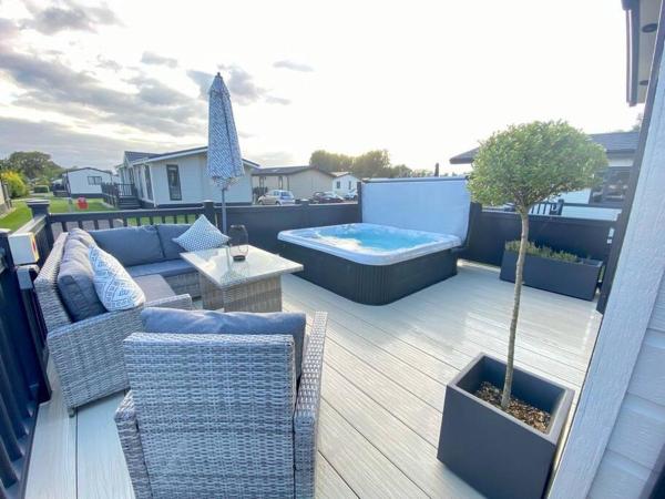 Burford, Hot Tub Lodge - South Cerney