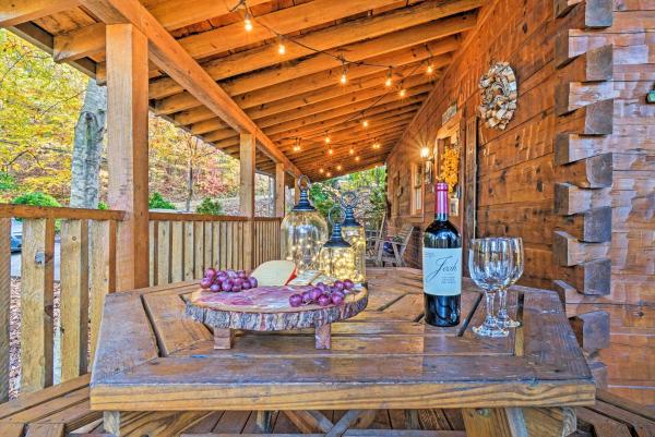 Grin N Bear It Cabin With Hot Tub And Fire Pit! - Pigeon Forge, TN