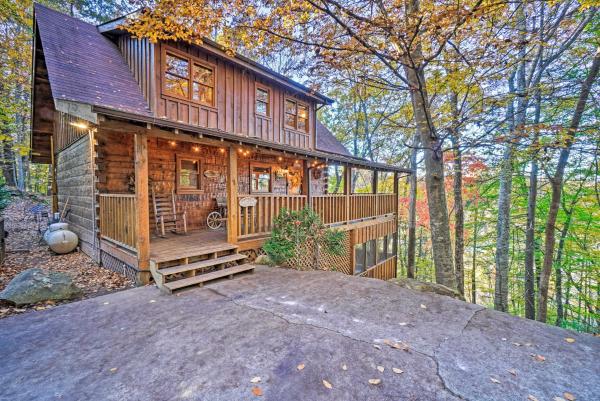 Grin N Bear It Cabin With Hot Tub And Fire Pit! - Pigeon Forge, TN