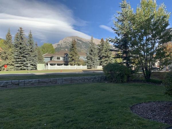 Cozy Rocky Mountain Chalet - Pet Friendly - Canmore